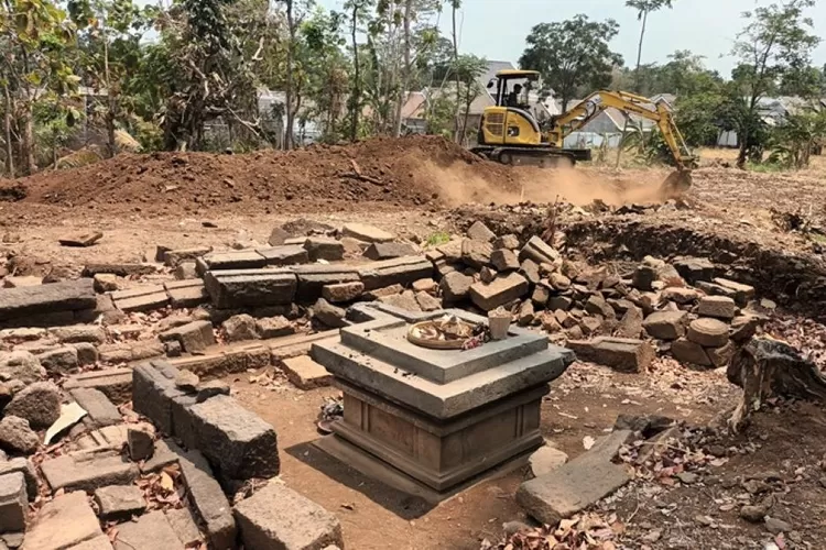 Candi Watugenuk Kembali Digali, Ditemukan Batu Kemuncak dan Lingga ...