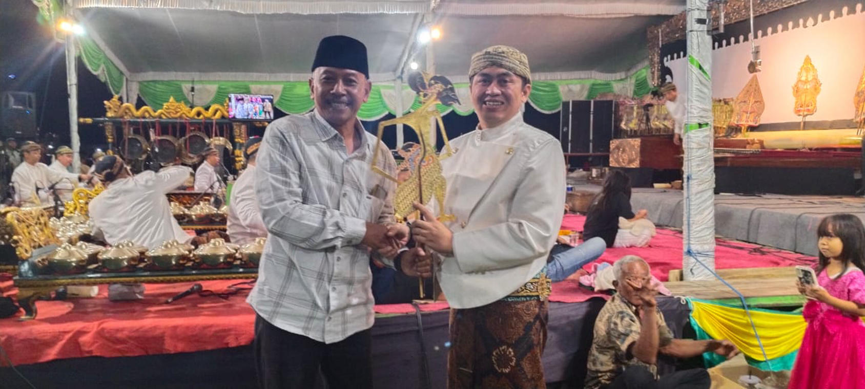 Kades Kebonagung Gelar Wayang Kulit, Penuhi Nazar Dan Beri Santunan ...